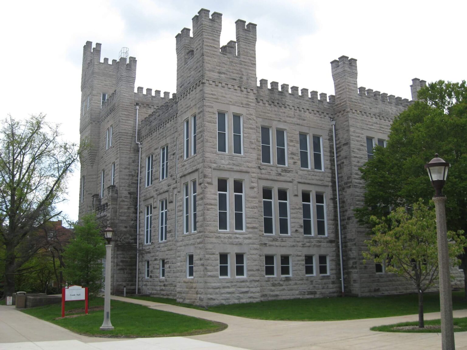 17 Castles in ILLINOIS (Magnificent & Breathtaking)